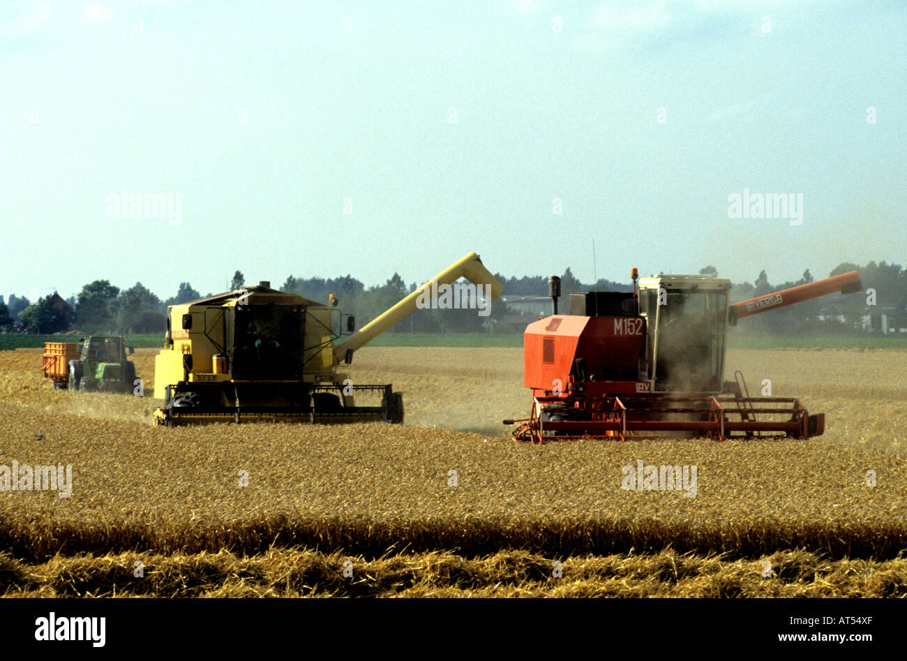 Grain threshing hi-res stock photography and images - Alamy