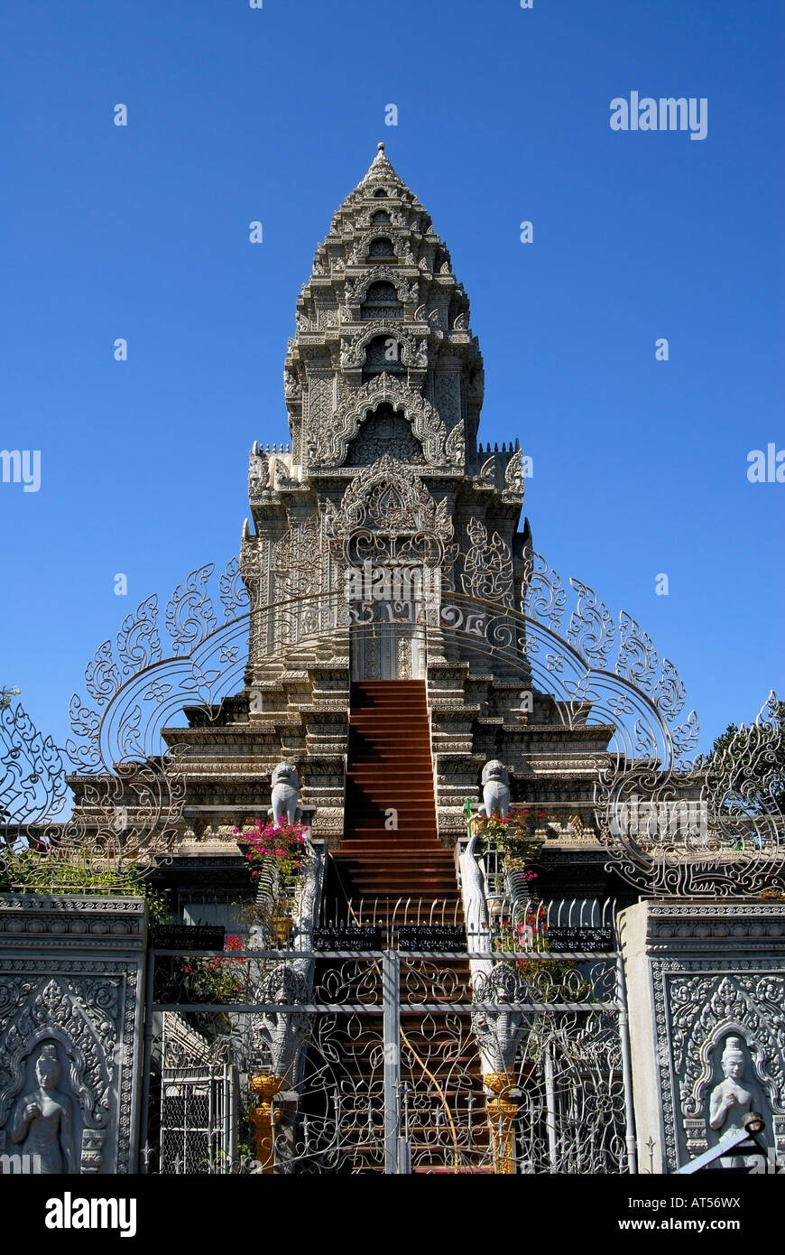 Wat Ounalom, riverfront, Phnom Penh,Cambodia Stock Photo - Alamy