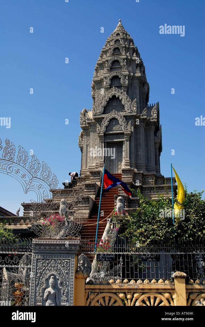 Wat Ounalom,riverfront,Phnom Penh,Cambodia Stock Photo - Alamy