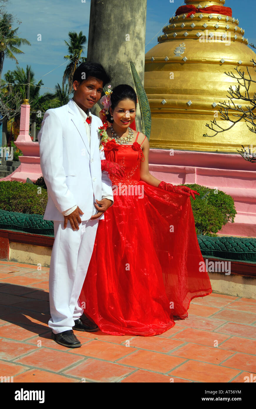 Bride and groom in 100 Columns Pagoda,Kratie,Cambodia Stock Photo - Alamy