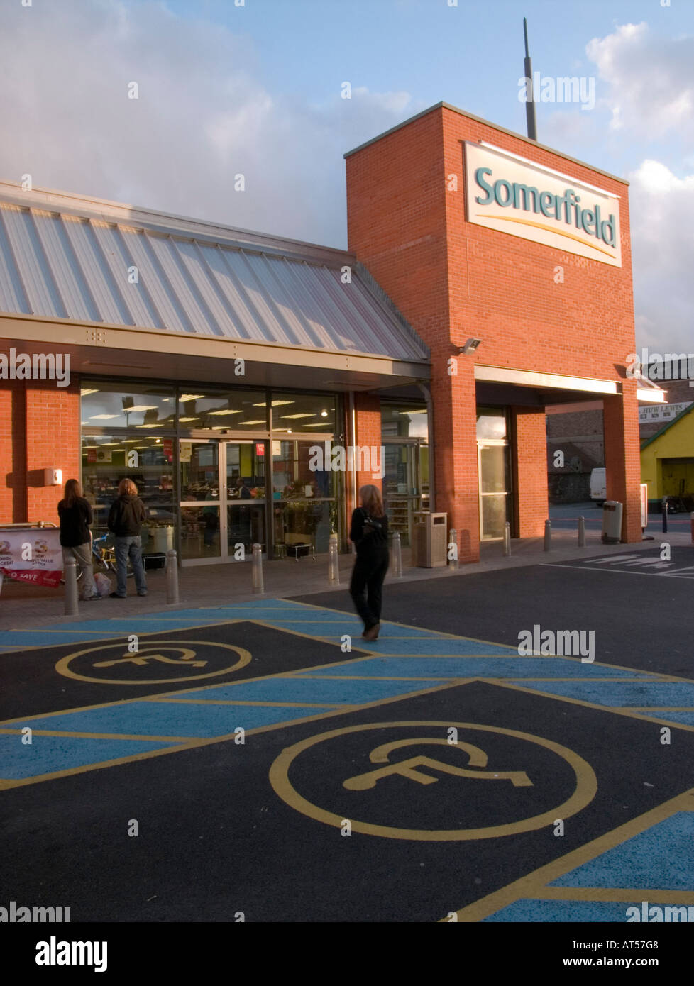Somerfield supermarket shop store hi-res stock photography and images ...