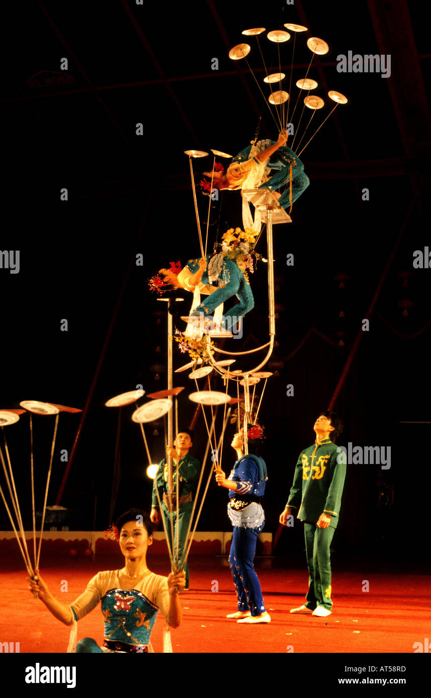 Acrobats and circus hi-res stock photography and images - Alamy