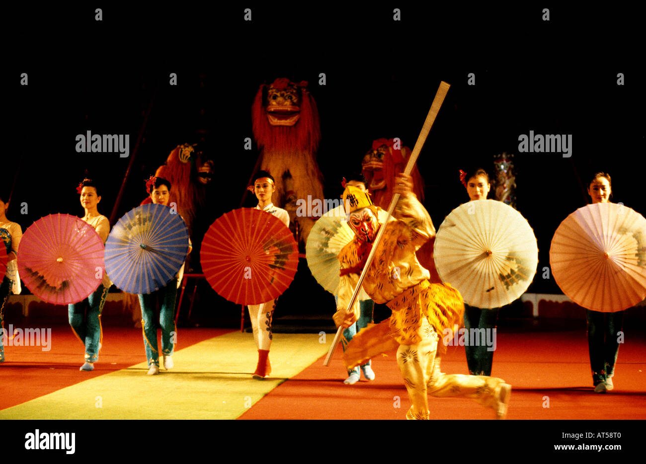 Acrobatics china circus hi-res stock photography and images - Alamy