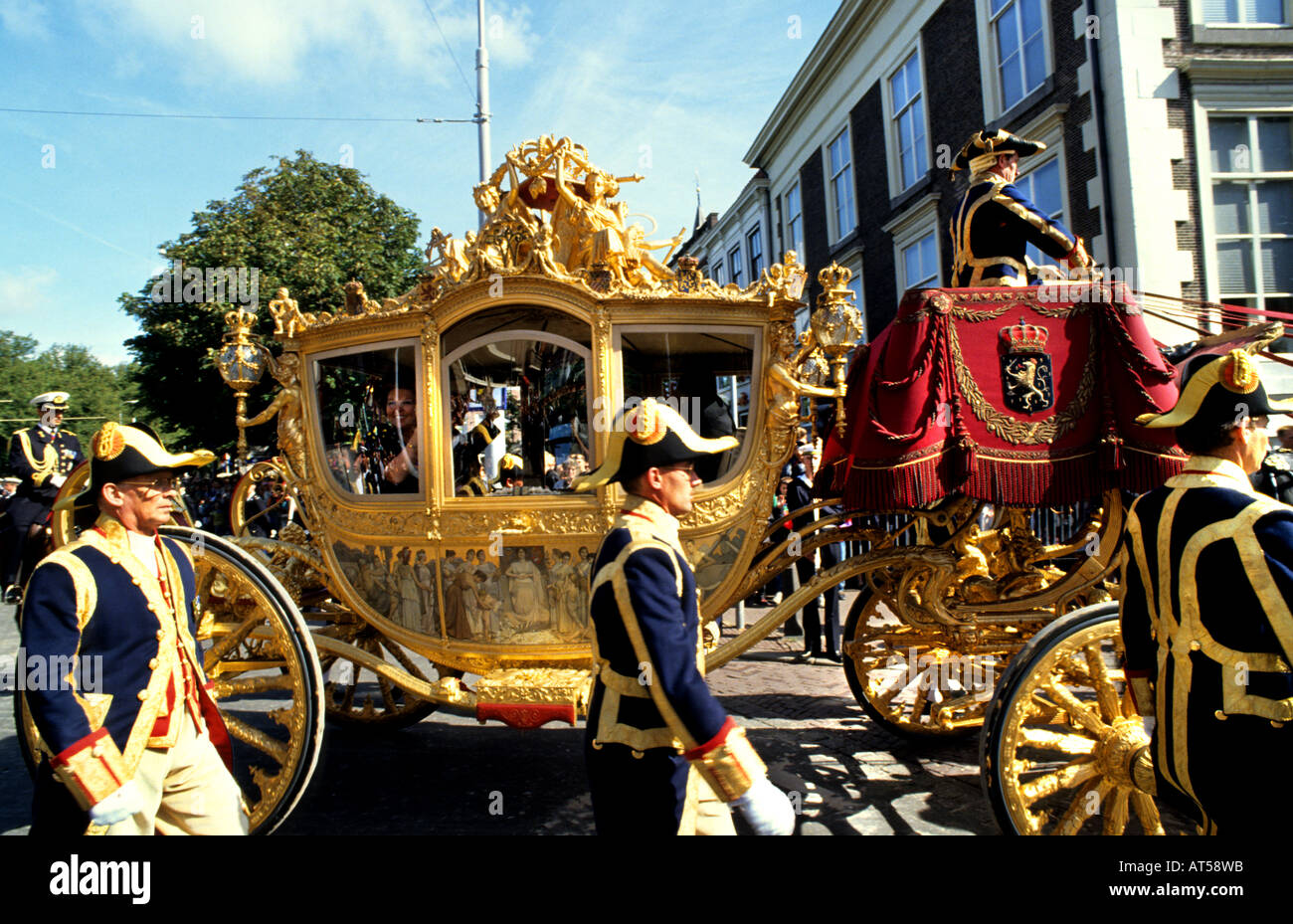 Queen coach hi-res stock photography and images - Alamy