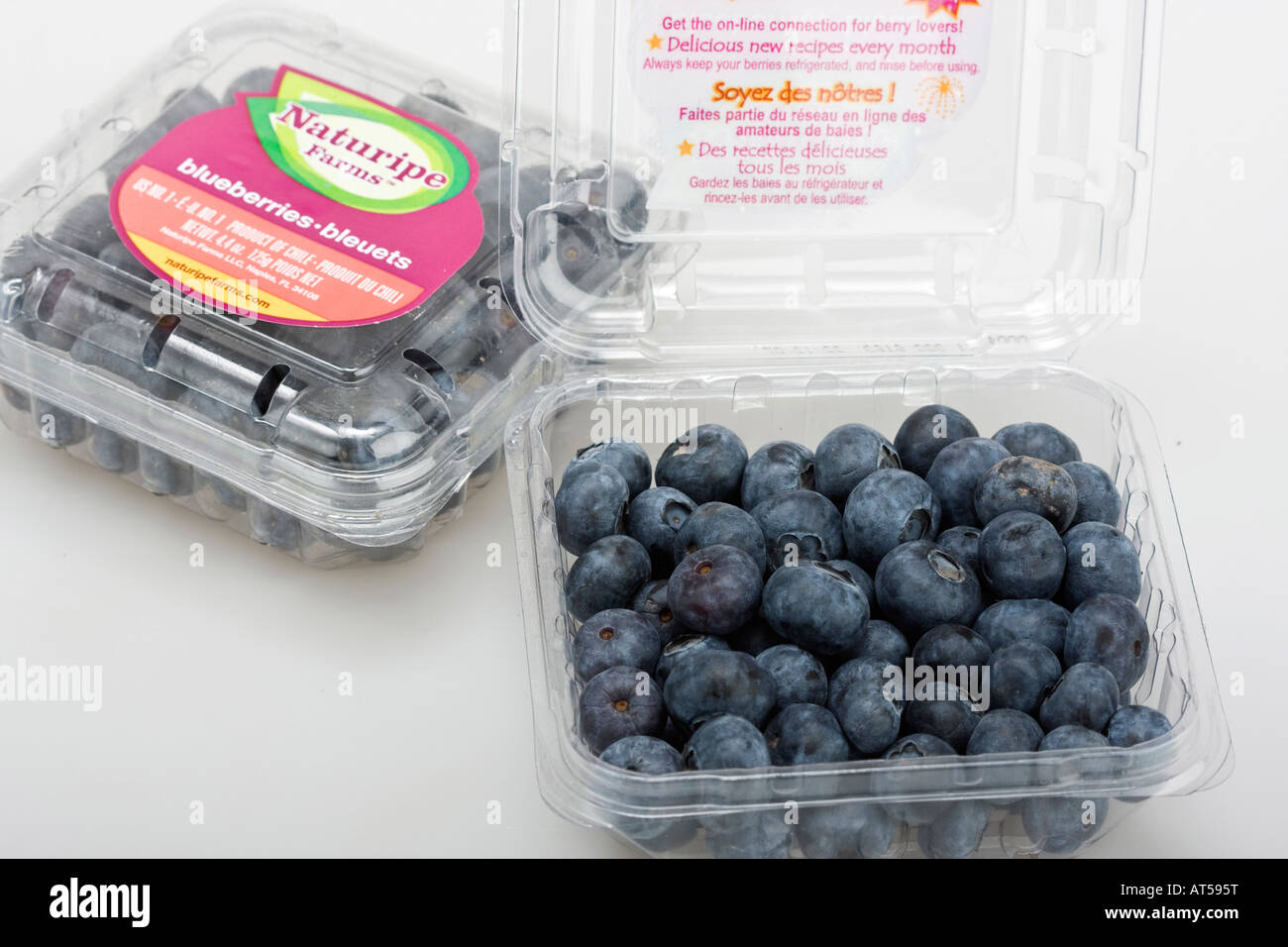Blueberries fruit in plastic container hi-res Stock Photo - Alamy