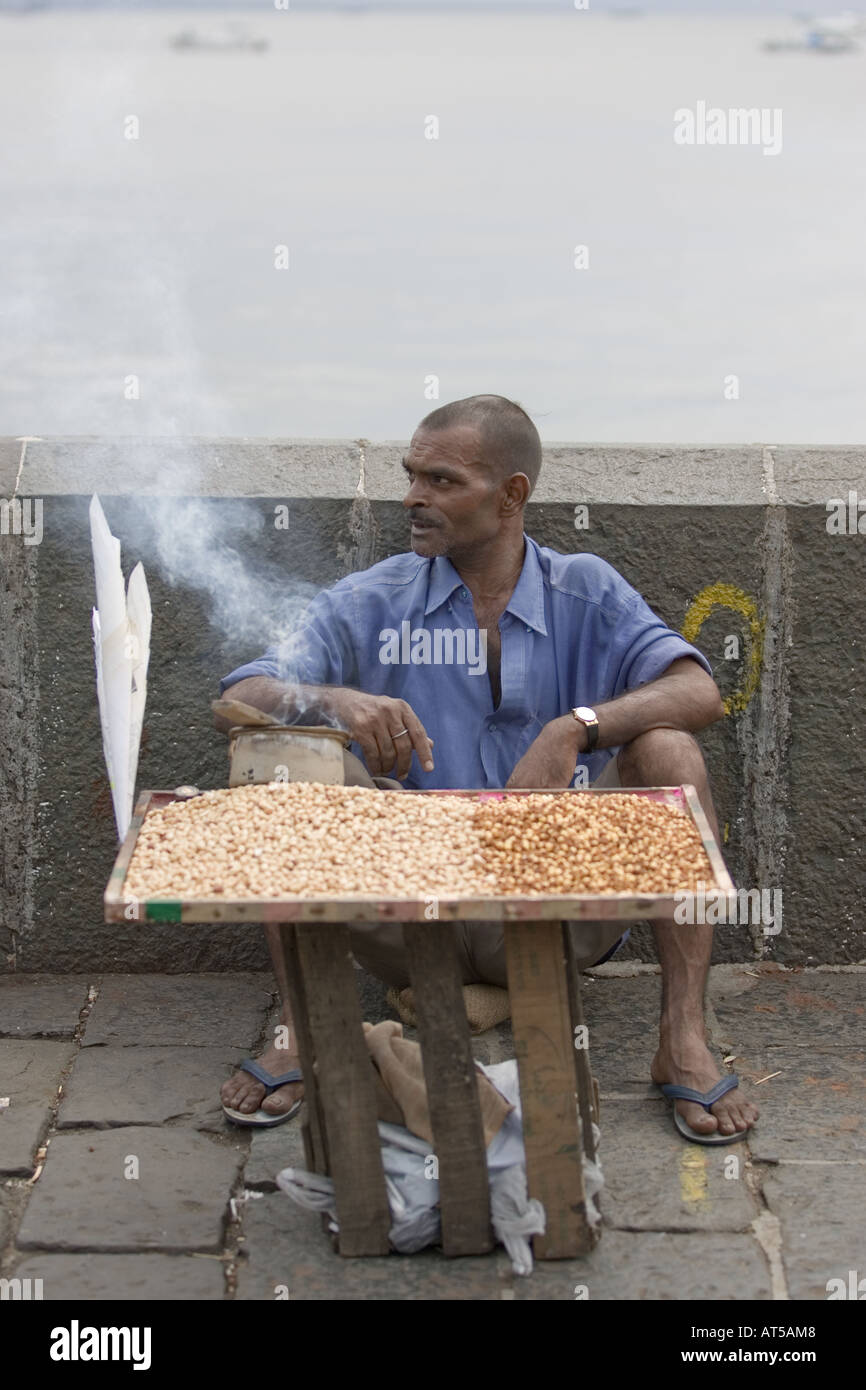 Man selling roasted peanut in Mumbai - India Stock Photo - Alamy