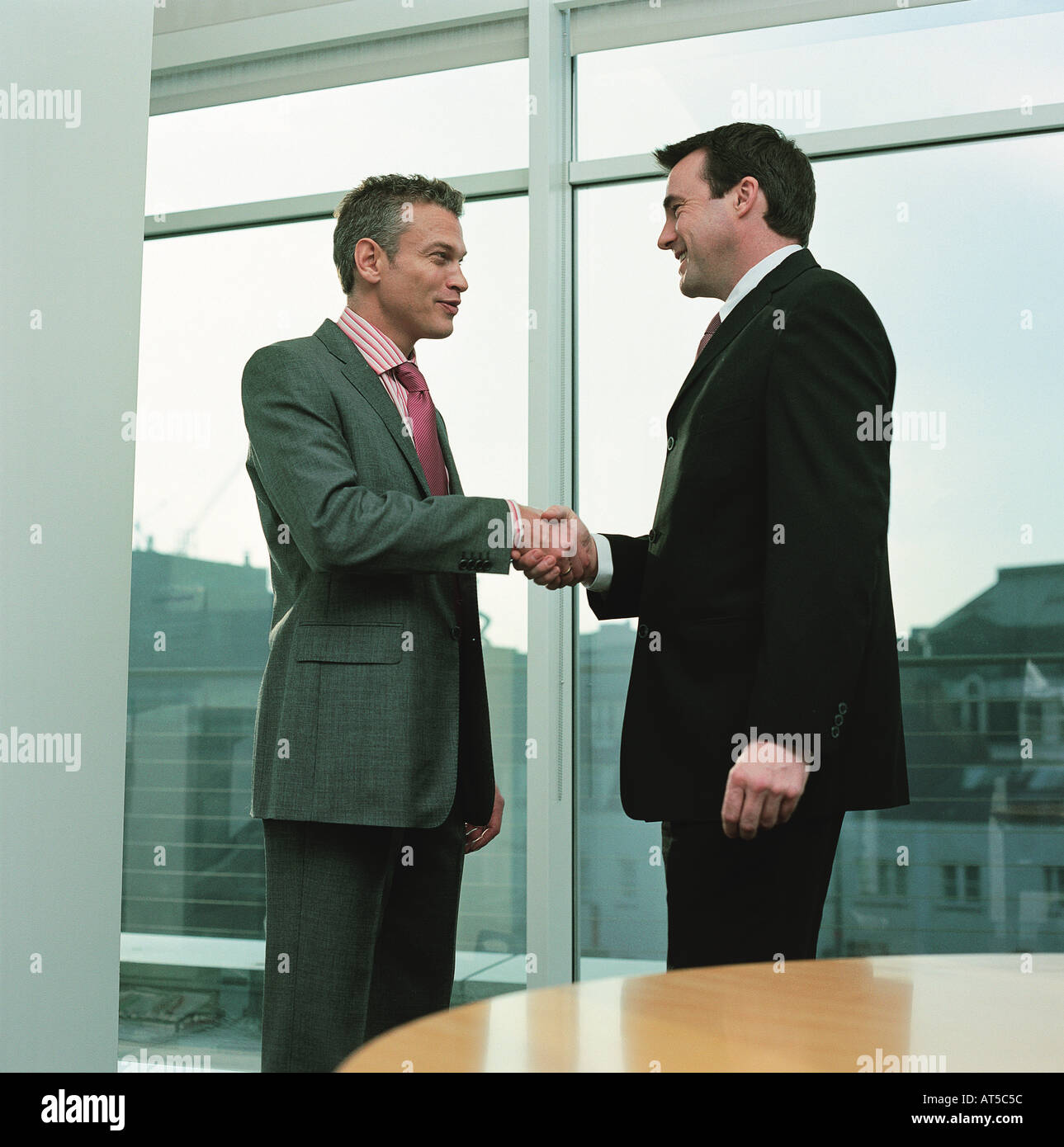 Guy handshake hi-res stock photography and images - Alamy