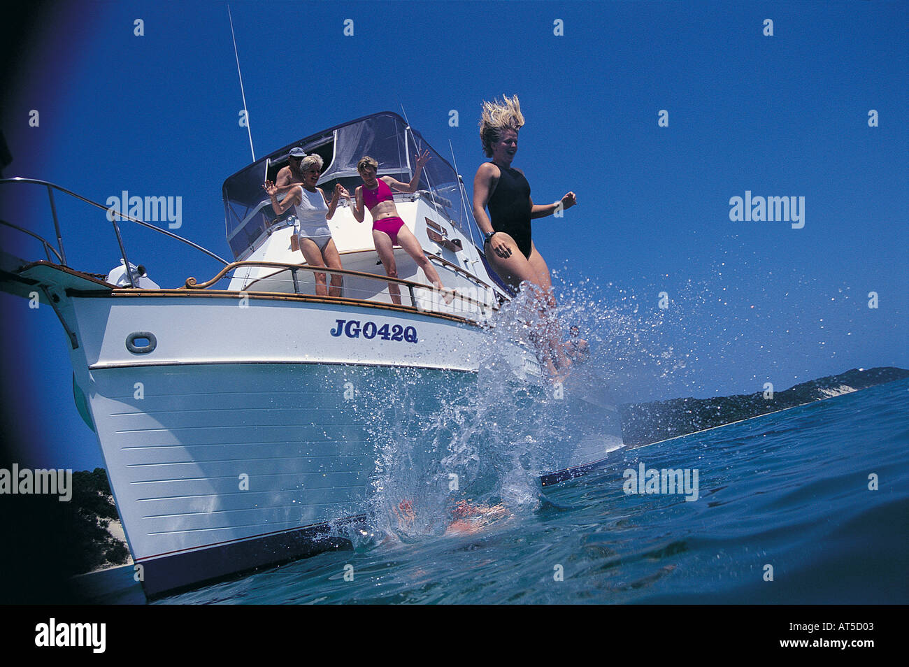 people diving from boat Stock Photo - Alamy