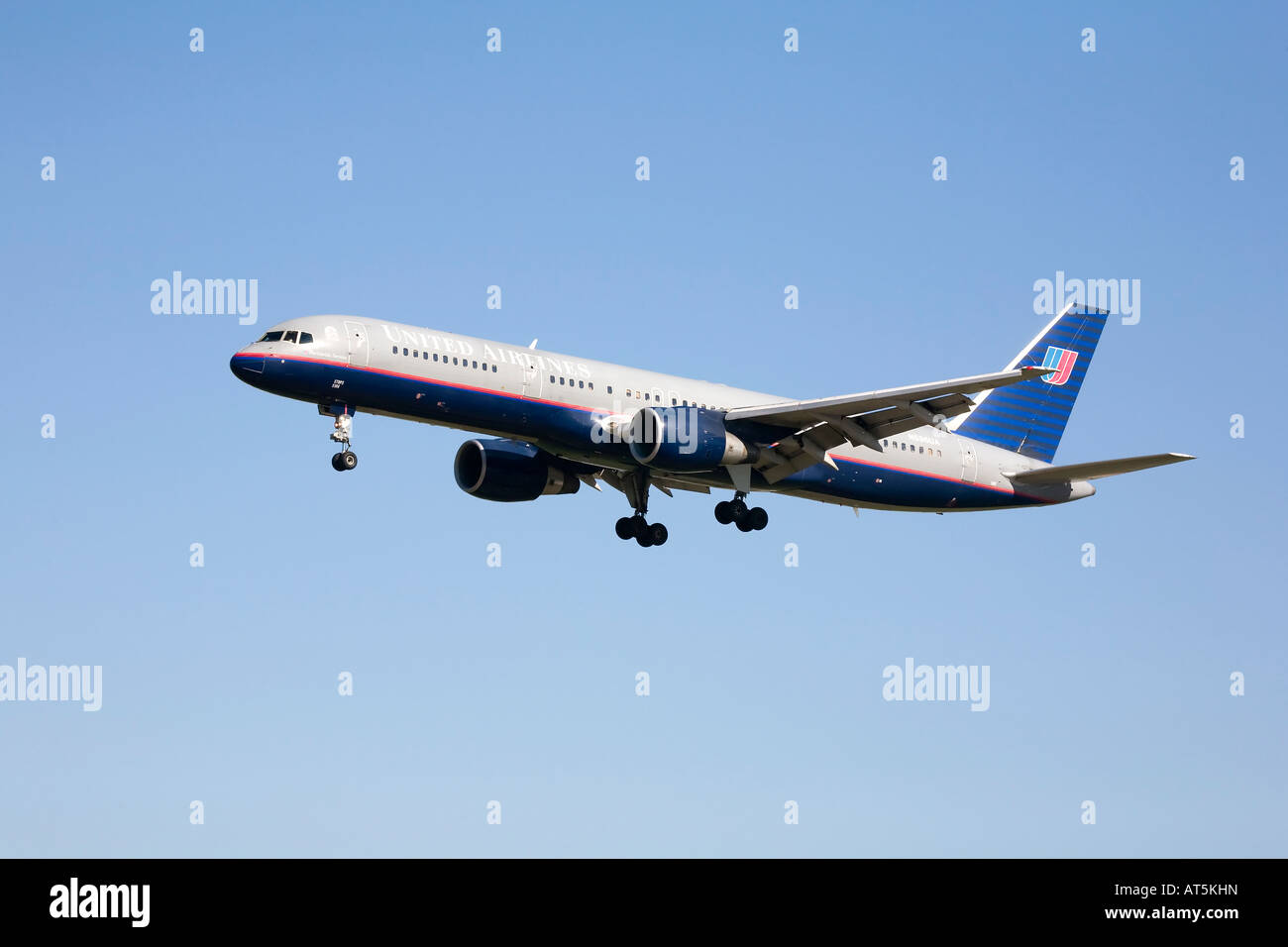 A Boeing B757 of United airlines on final approach Stock Photo - Alamy