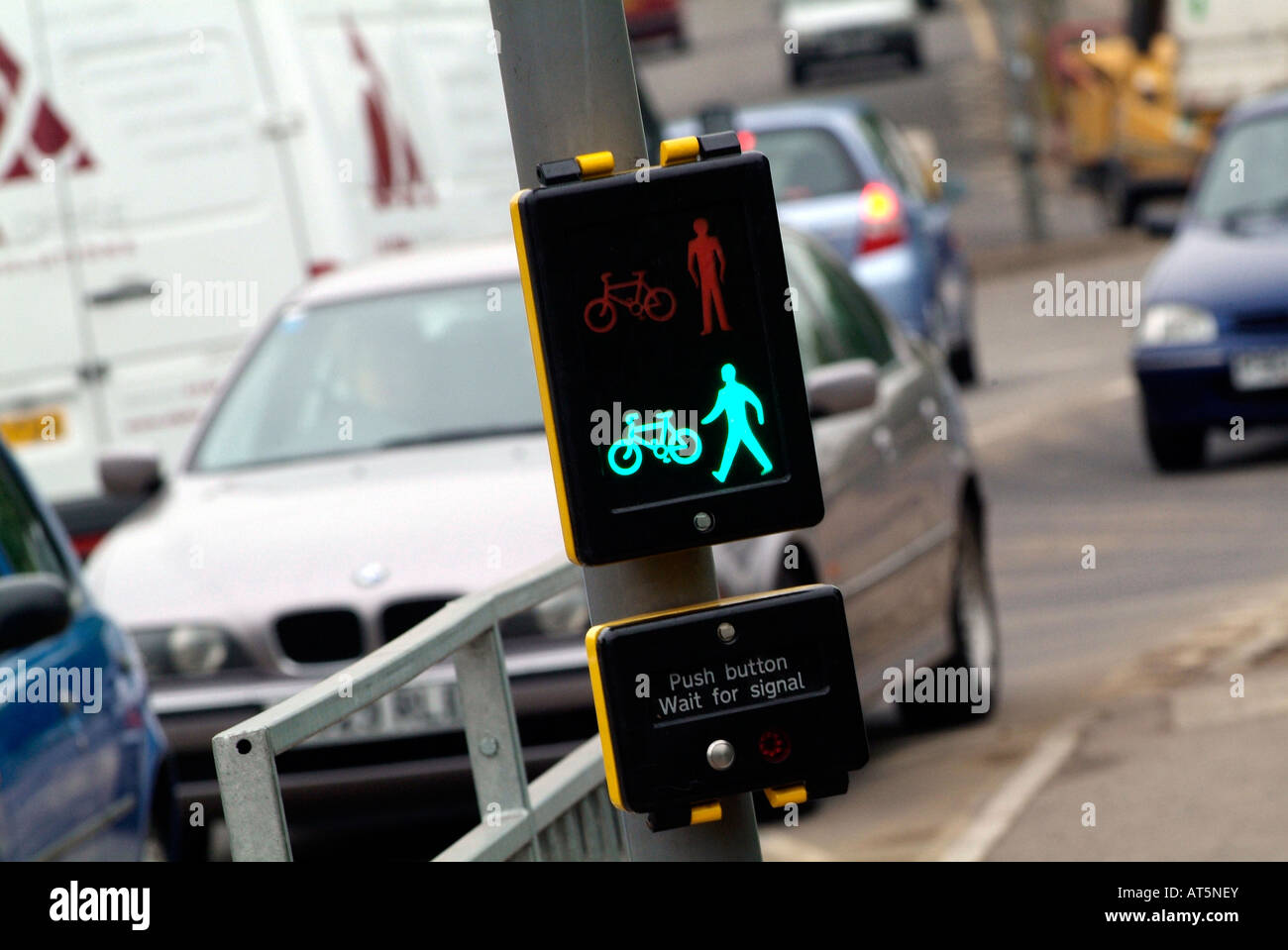 Toucan Pedestrian crossing on busy town road with heavy traffic Stock ... Toucan Pedestrian crossing on busy town road with heavy traffic Stock ...