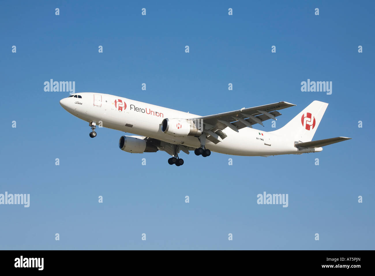An Airbus A300 B4 of the mexican airline Aero Union on final approach ...