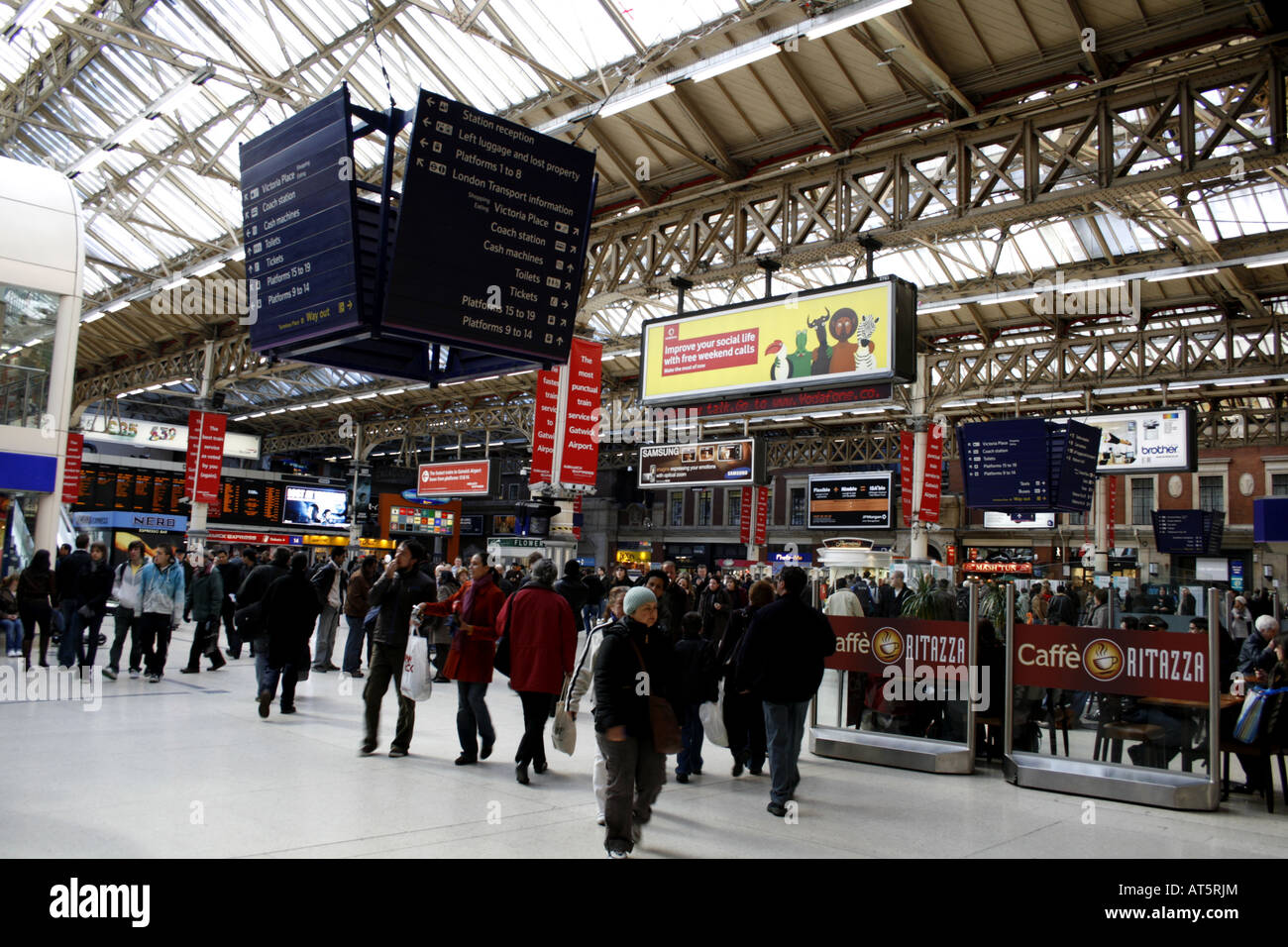 victoria rail station london uk 2008 Stock Photo - Alamy