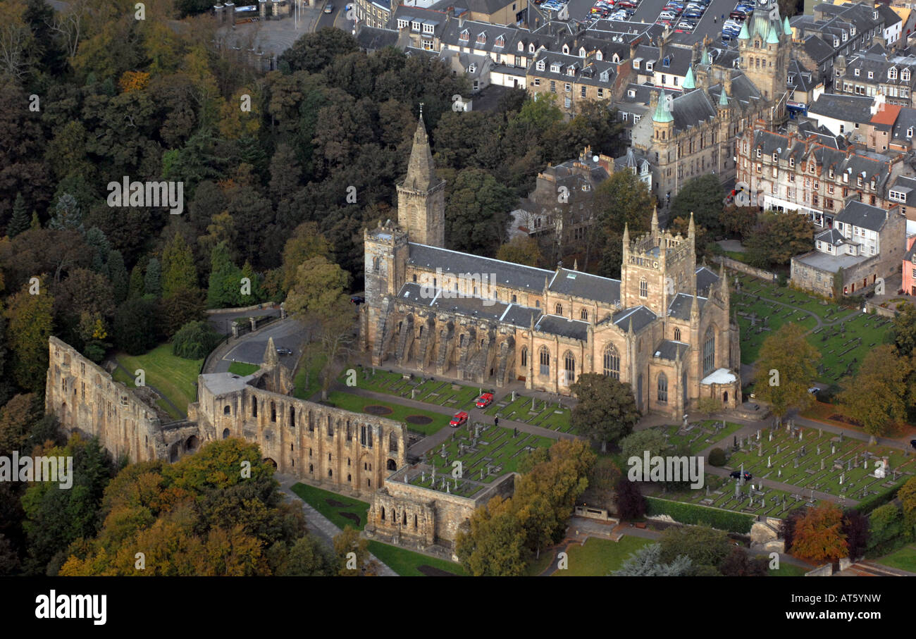 Dunfermline Abbey in the centre of the town of Dunfermline Stock Photo ...