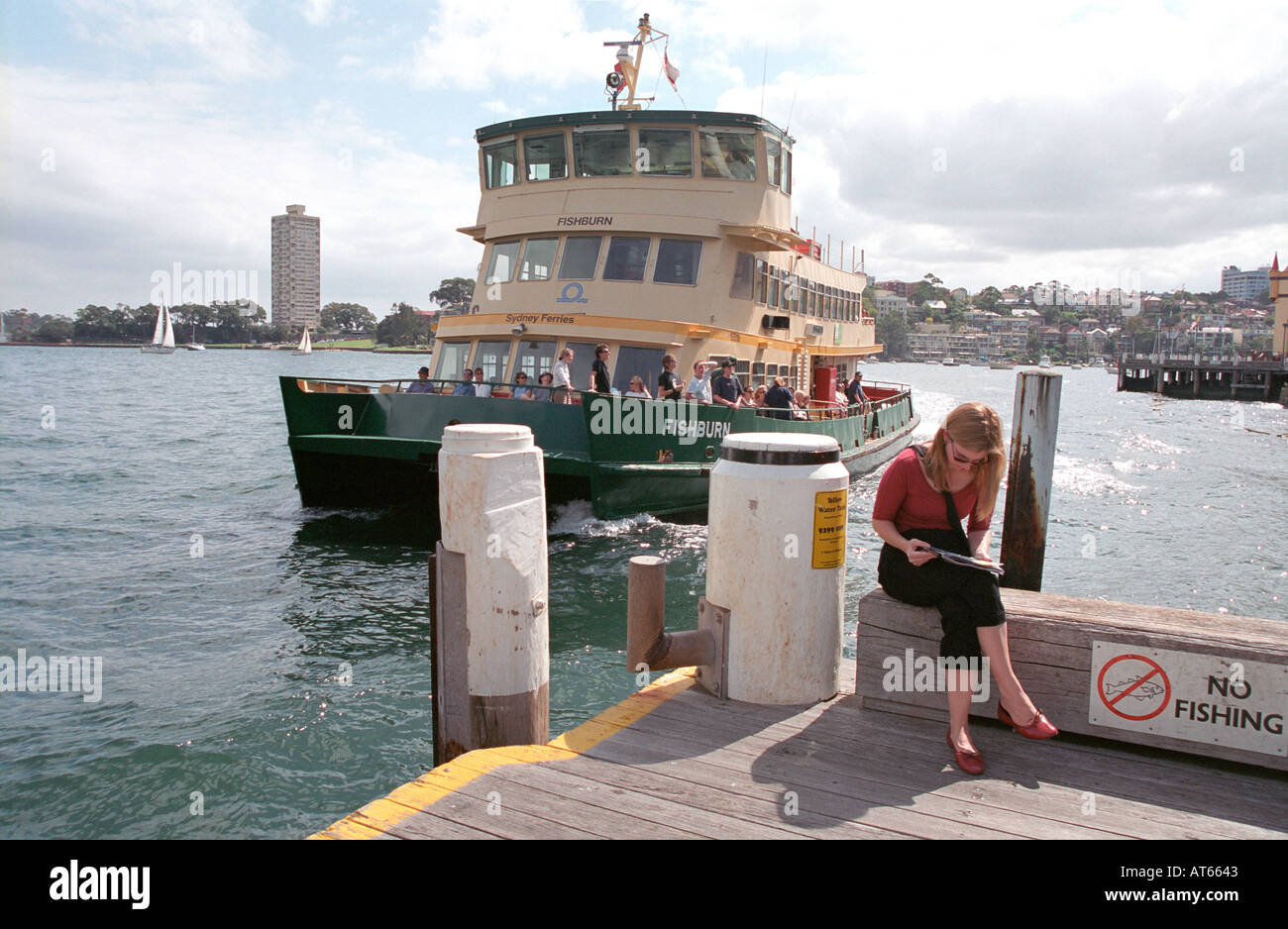 Ferry arriving at Milsons Point Wharf Sydney Stock Photo - Alamy