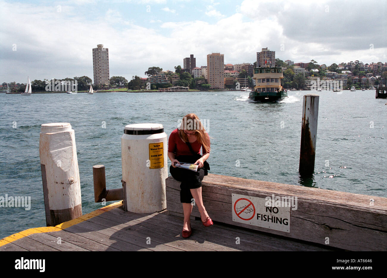 Ferry arriving at Milsons Point Wharf Sydney Stock Photo - Alamy