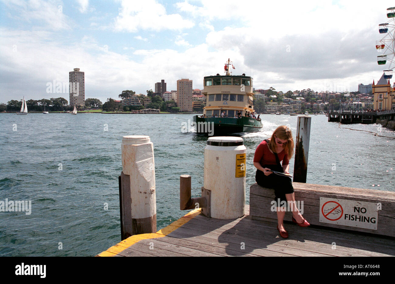 Ferry arriving at Milsons Point Wharf Sydney Stock Photo - Alamy