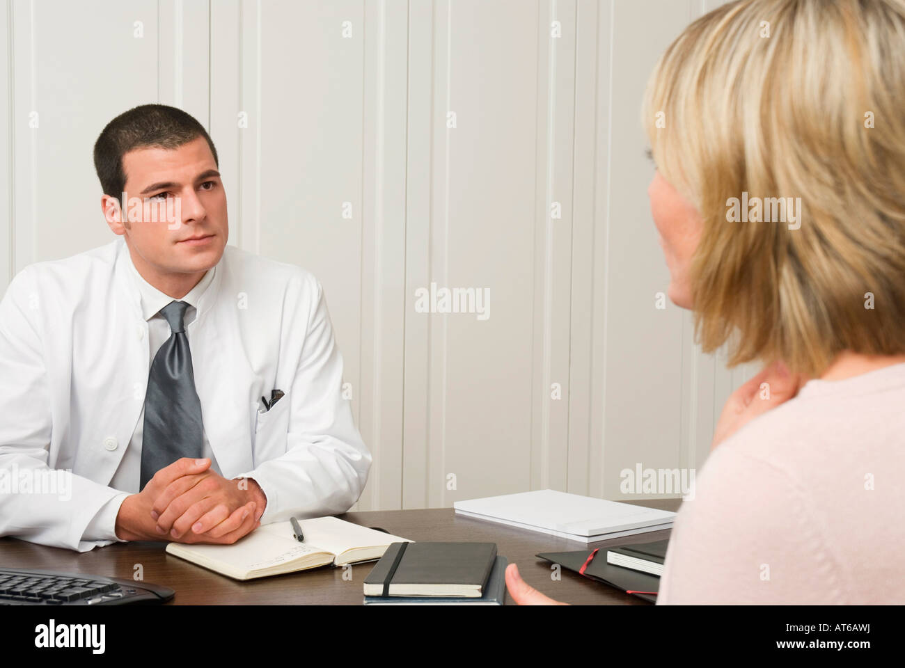 Back female doctor facing hi-res stock photography and images - Alamy