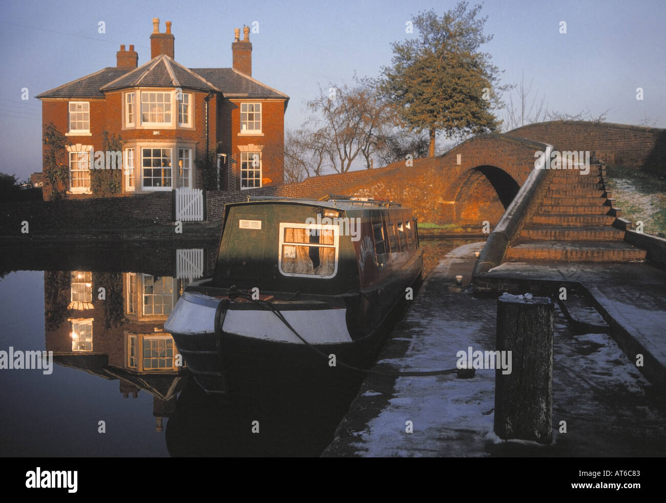 Birmingham and fazeley canal lock hi-res stock photography and images ...