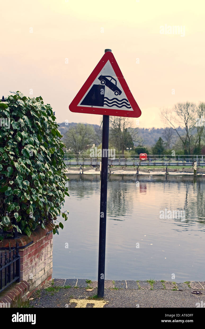 river thames marlow warning sign for cars Quayside or river bank Stock ...