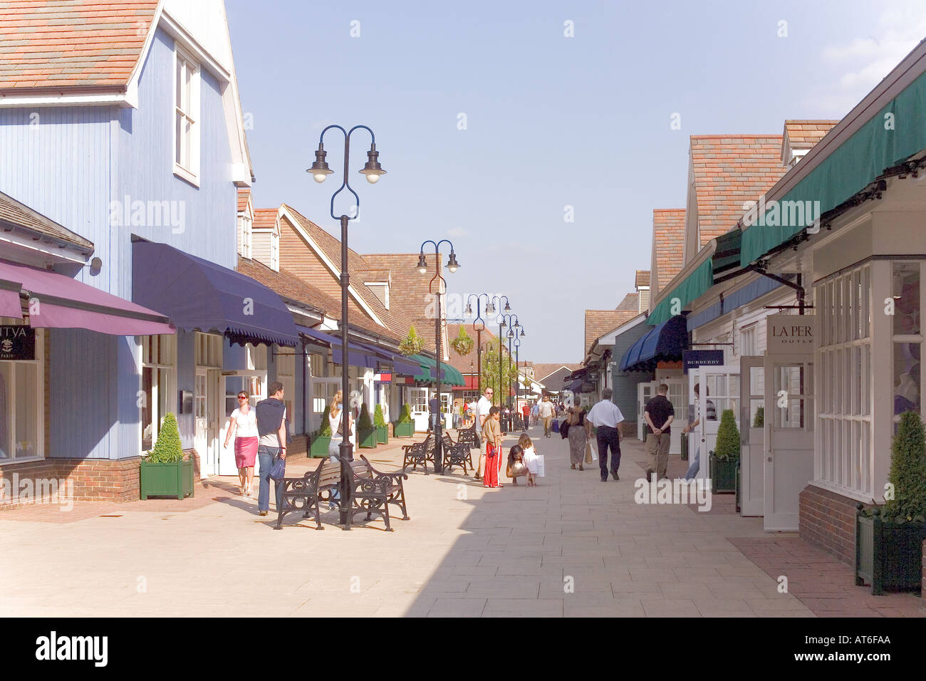 Bicester village outlet shopping centre hi-res stock photography and ...