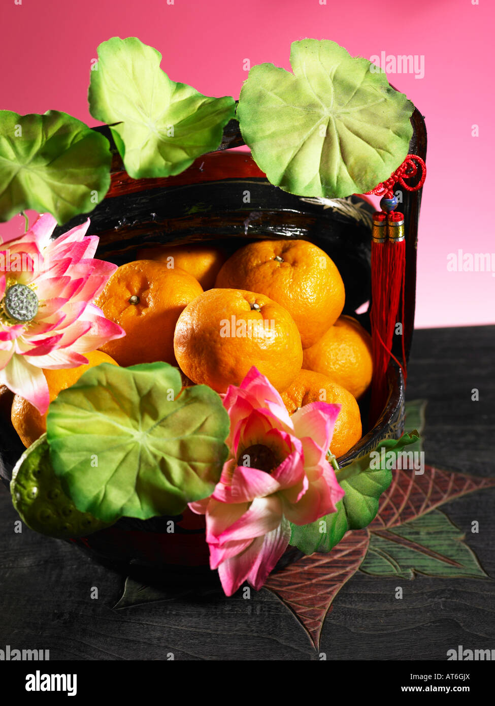 a traditional basket full of mandarin oranges Stock Photo - Alamy