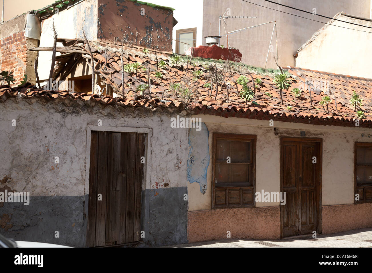 Rundown city homes hi-res stock photography and images - Alamy