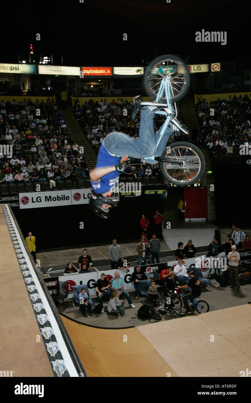 BMX ACTION LG WORLD CHAMPIONSHIPS MANCHESTER ENGLAND RIDER SIMON TABRON ...