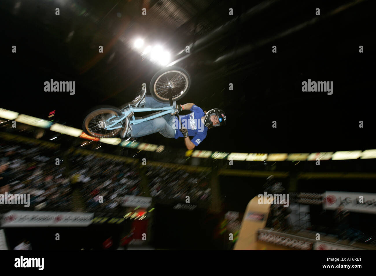 BMX ACTION LG WORLD CHAMPIONSHIPS MANCHESTER ENGLAND RIDER SIMON TABRON ...