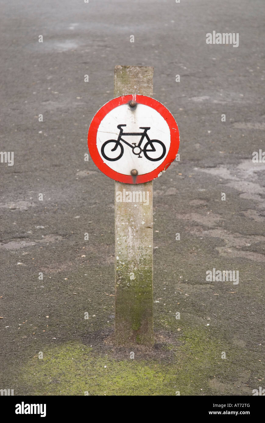 Cycling permitted sign hi-res stock photography and images - Alamy