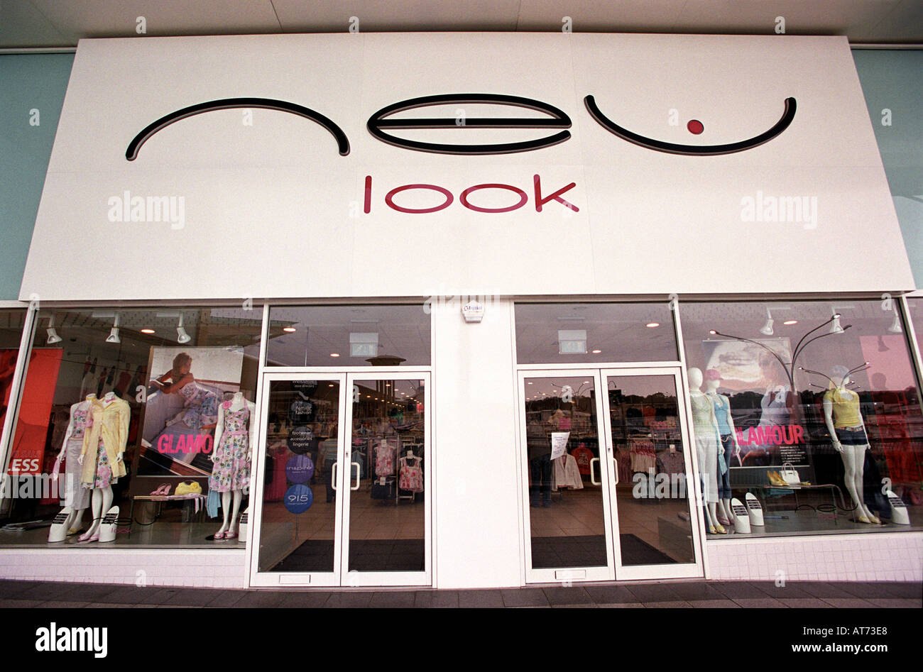 Typical uk clothes shop hi-res stock photography and images - Alamy