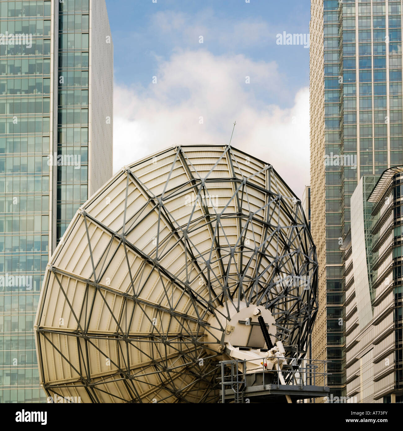 Large satellite dish hi-res stock photography and images - Alamy