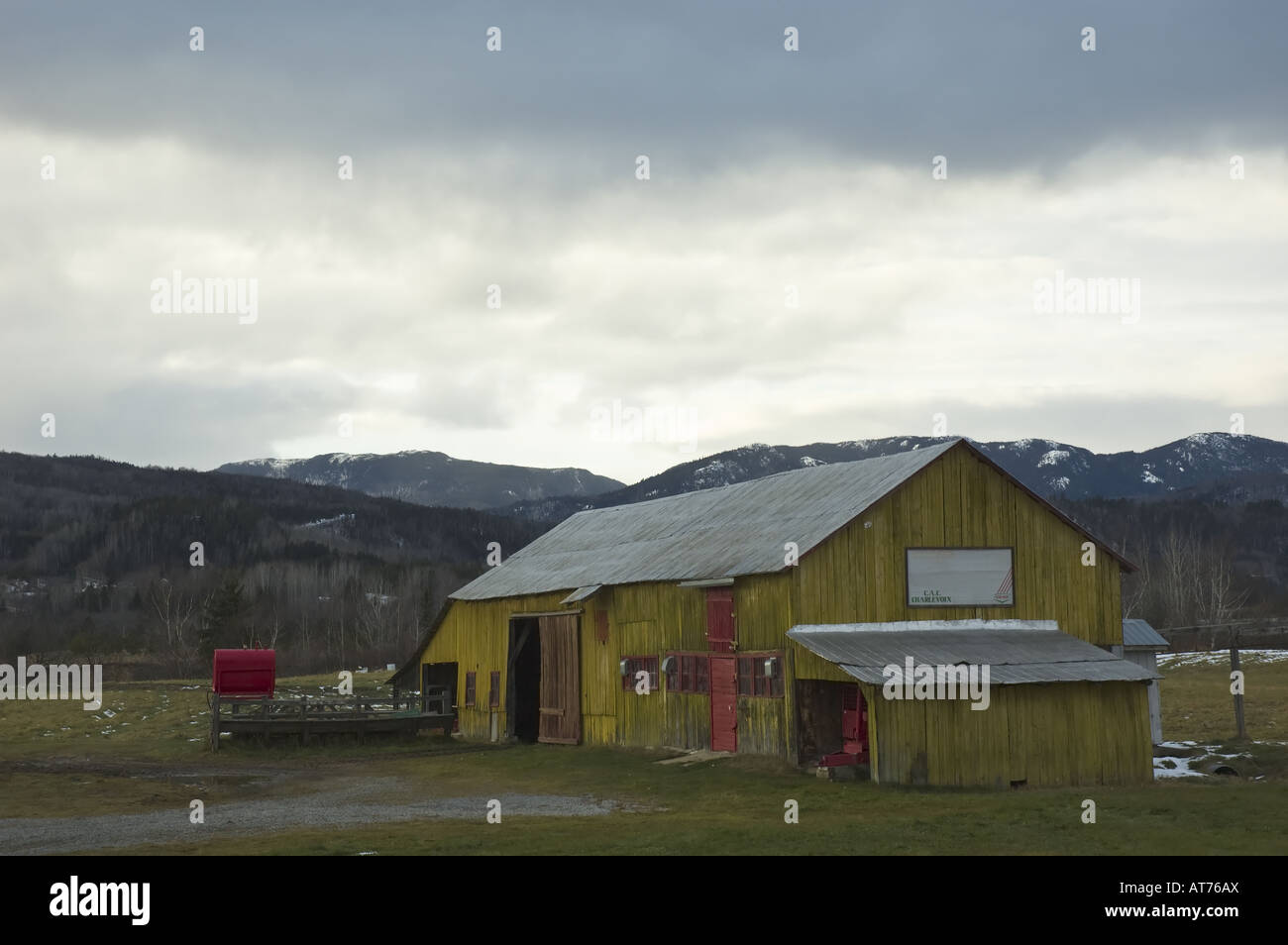 Ferme jaune rouge hi-res stock photography and images - Alamy