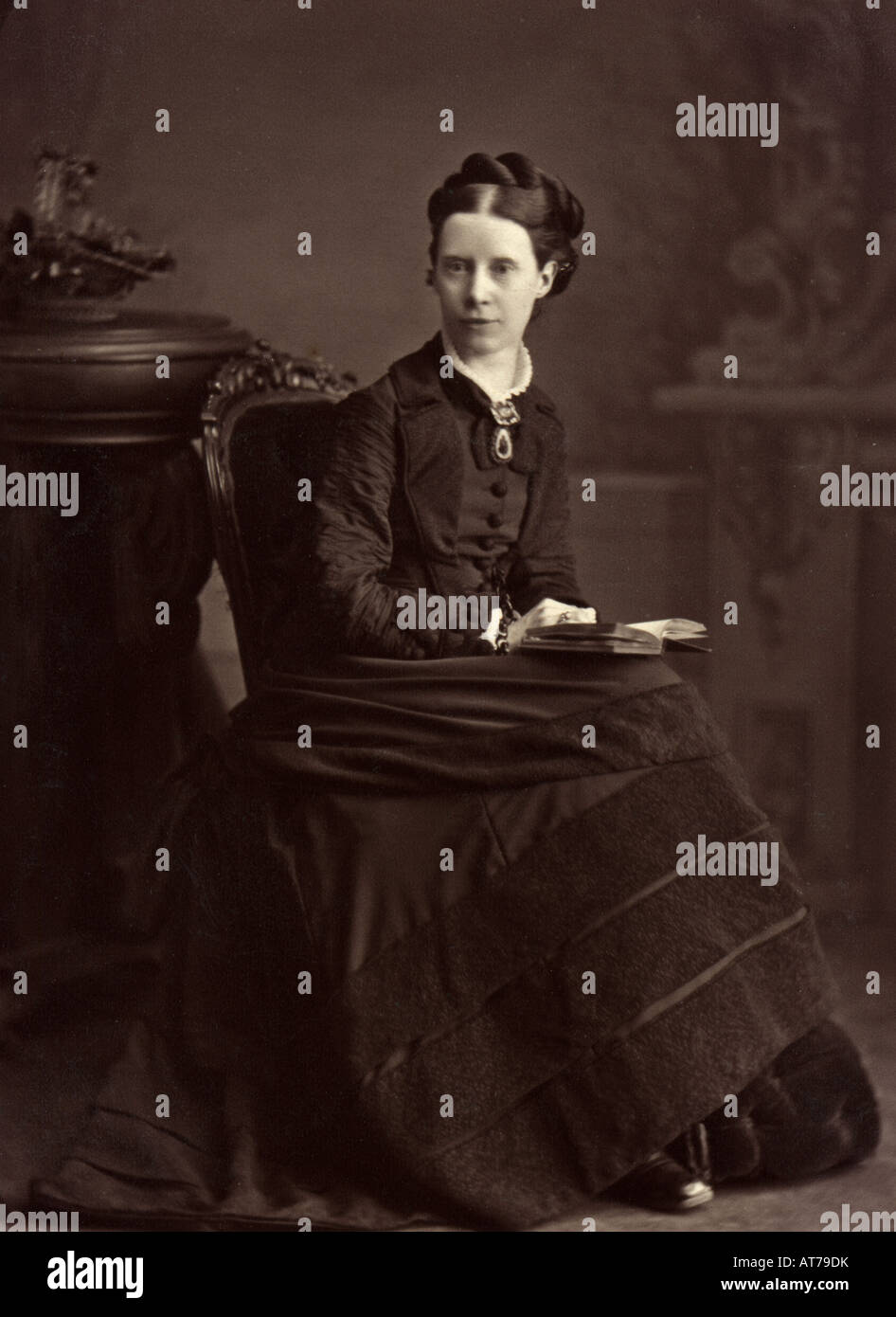 Victorian woman portrait hi-res stock photography and images - Alamy