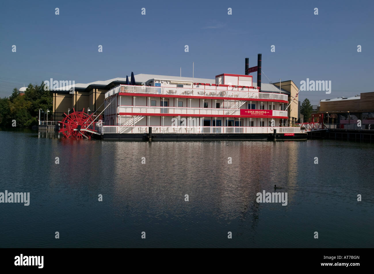 Lakeside shopping centre hi-res stock photography and images - Alamy