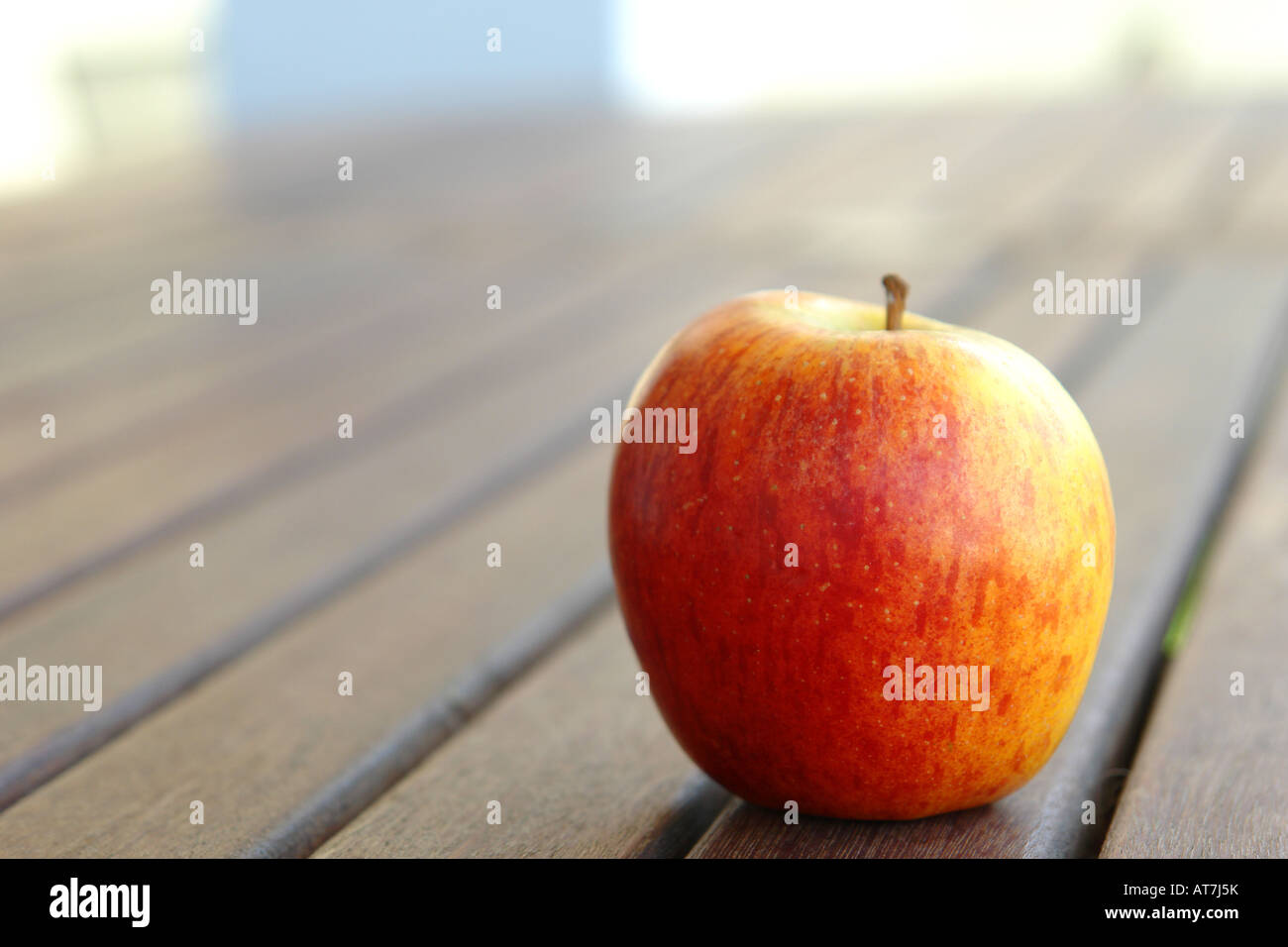 apple in a wood table Stock Photo - Alamy