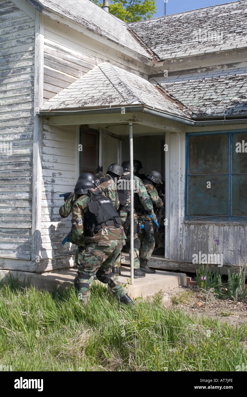 Swat teams hi-res stock photography and images - Alamy
