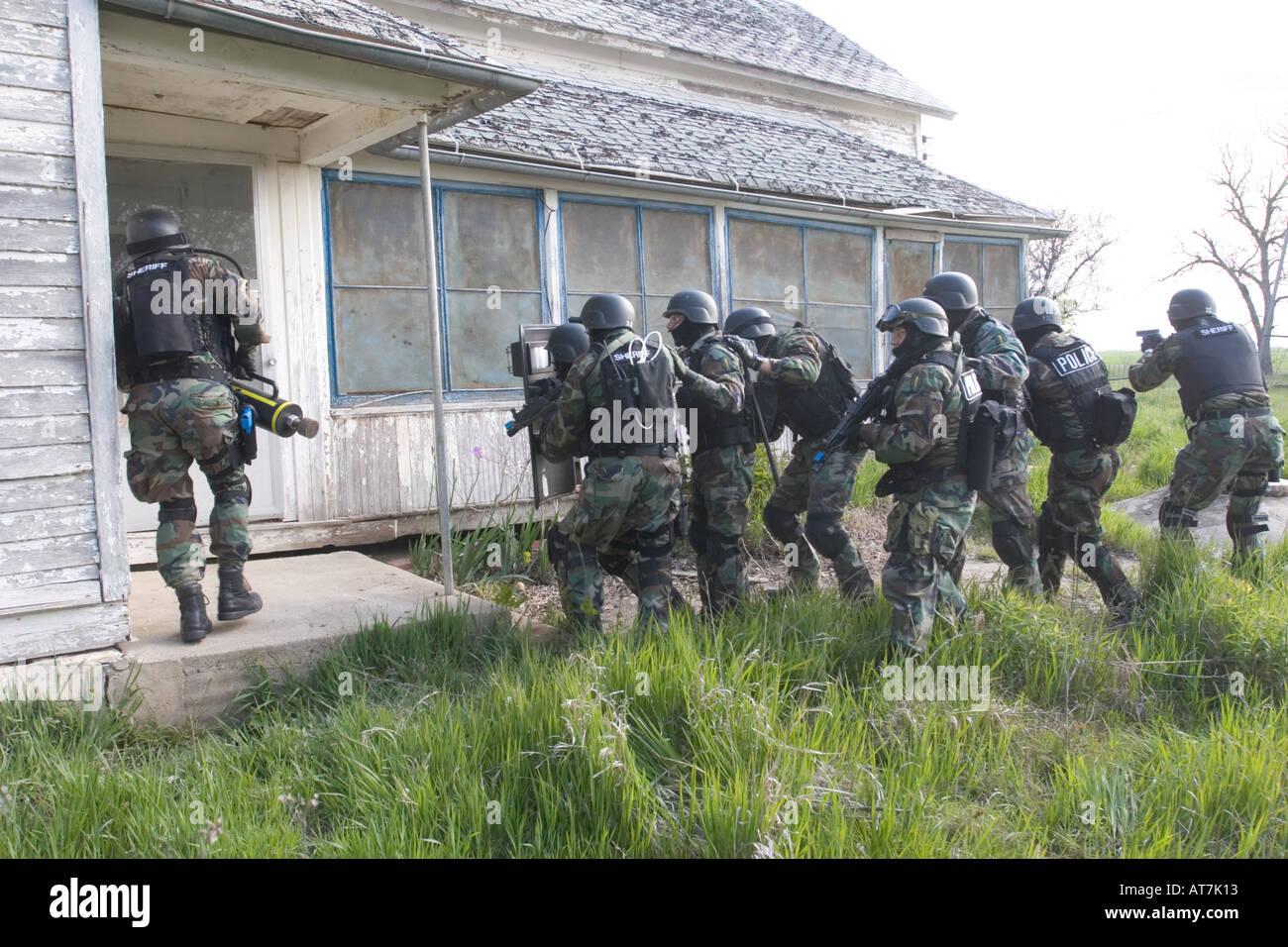 Police approaching house hi-res stock photography and images - Alamy