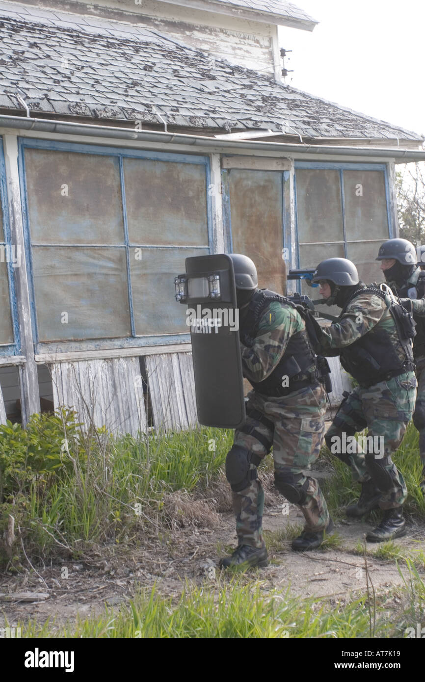 SWAT training. Moving in formation approaching a building Stock Photo ...