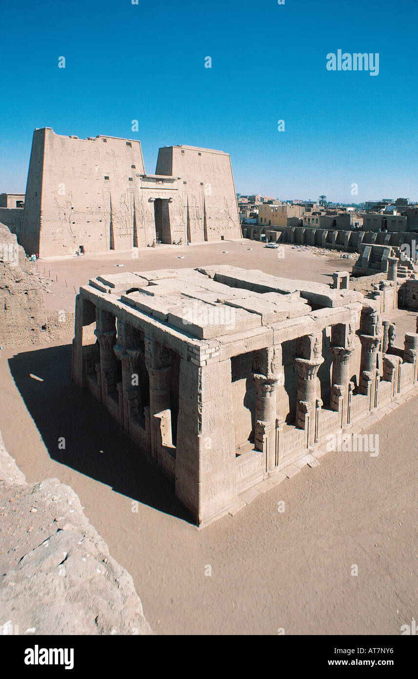 Ancient egypt mud brick houses hi-res stock photography and images - Alamy