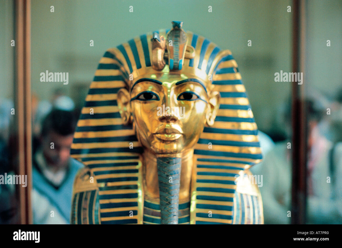 Beautiful yellow gold death mask hi-res stock photography and images ...
