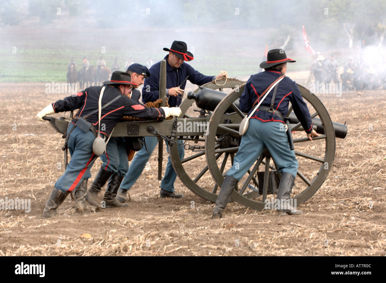Cannonners formation moving cannon on battlefield at Civil War ...