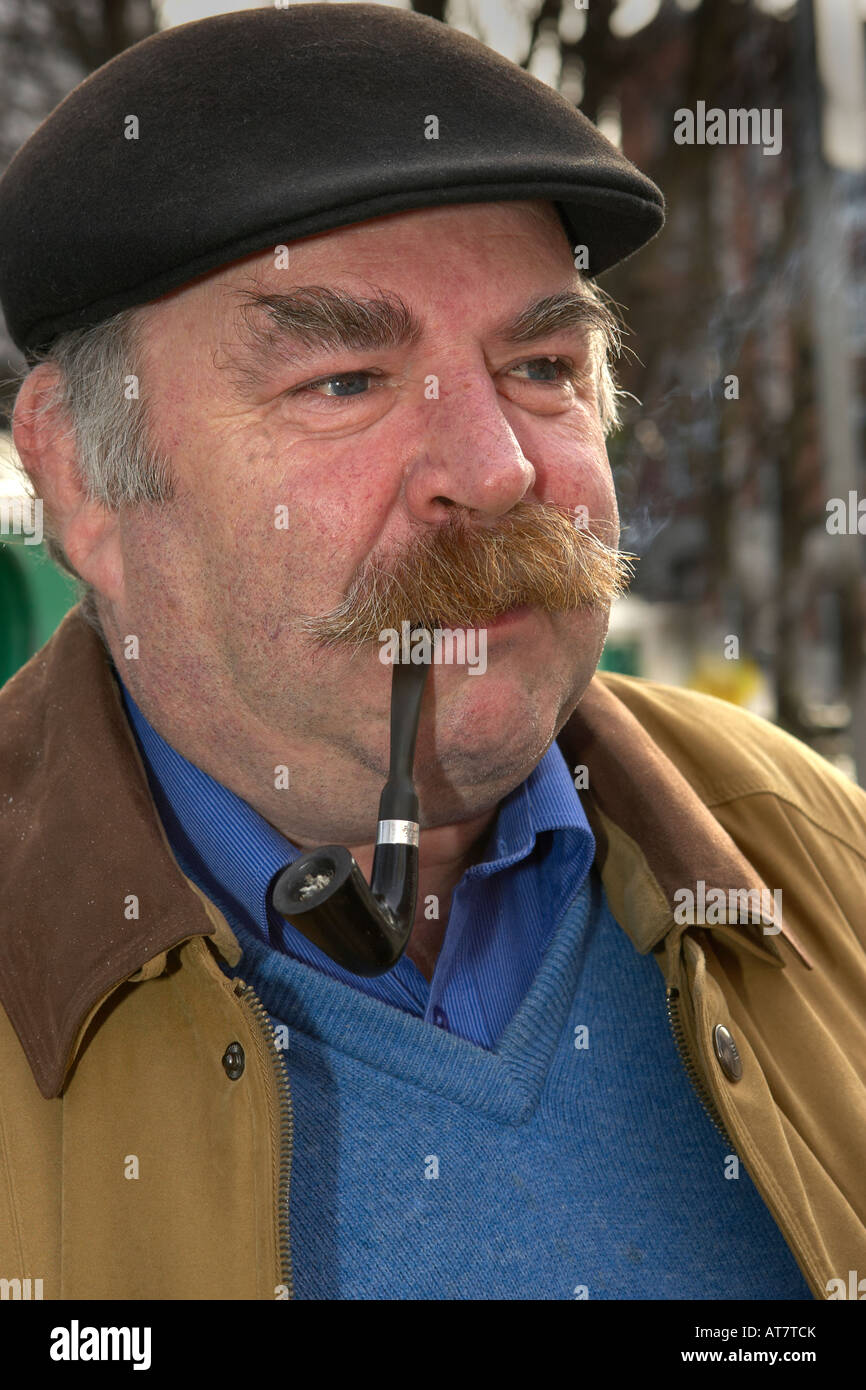 Portrait image of a man smoking a pipe Stock Photo - Alamy
