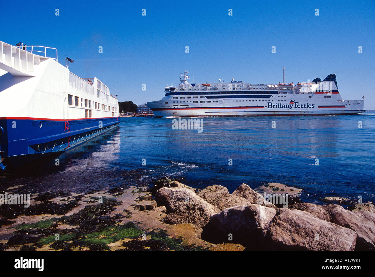 Bramble Bush Bay chain ferry that crosses the entrance to Poole Harbour ...