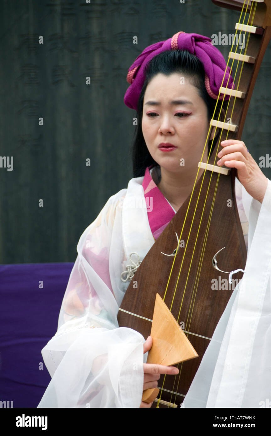 Biwa japanese instrument hi-res stock photography and images - Alamy