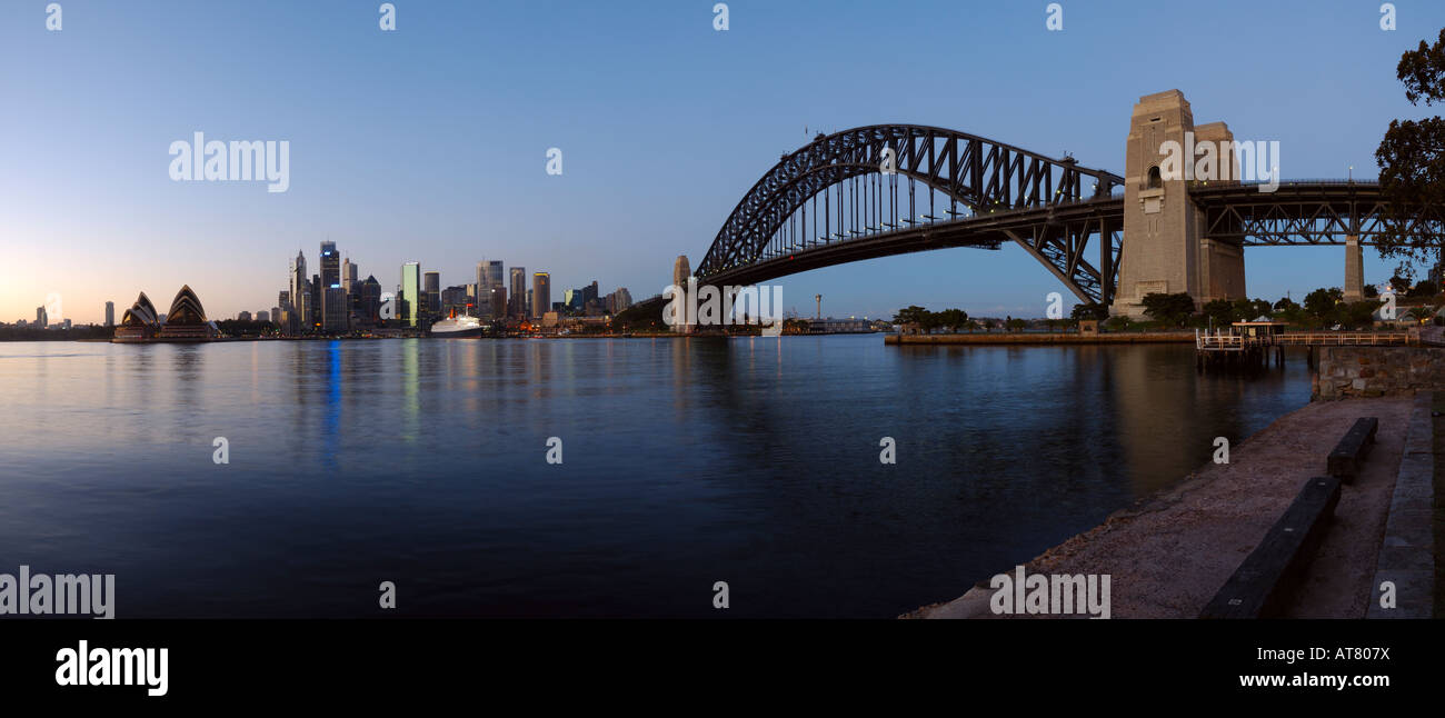 Sydney Harbour and Queen Elizabeth 2 in Sydney international terminal ...