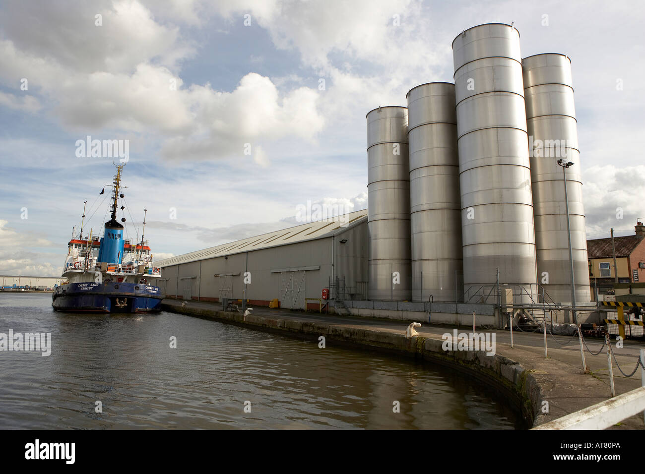 Ship next to bulk liquid container facilities Goole Docks East ...