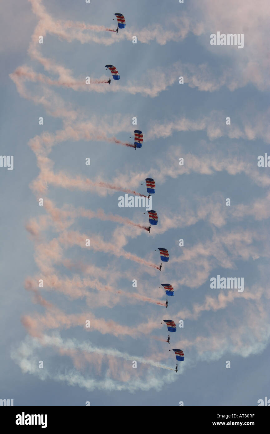 Parachute military hi-res stock photography and images - Alamy