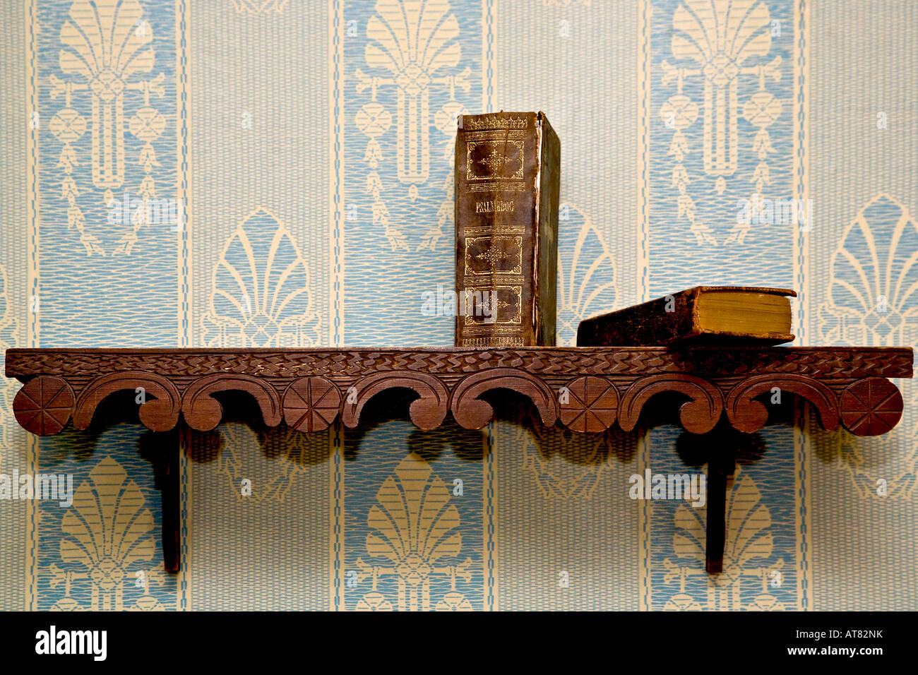 Old book shelf Stock Photo - Alamy