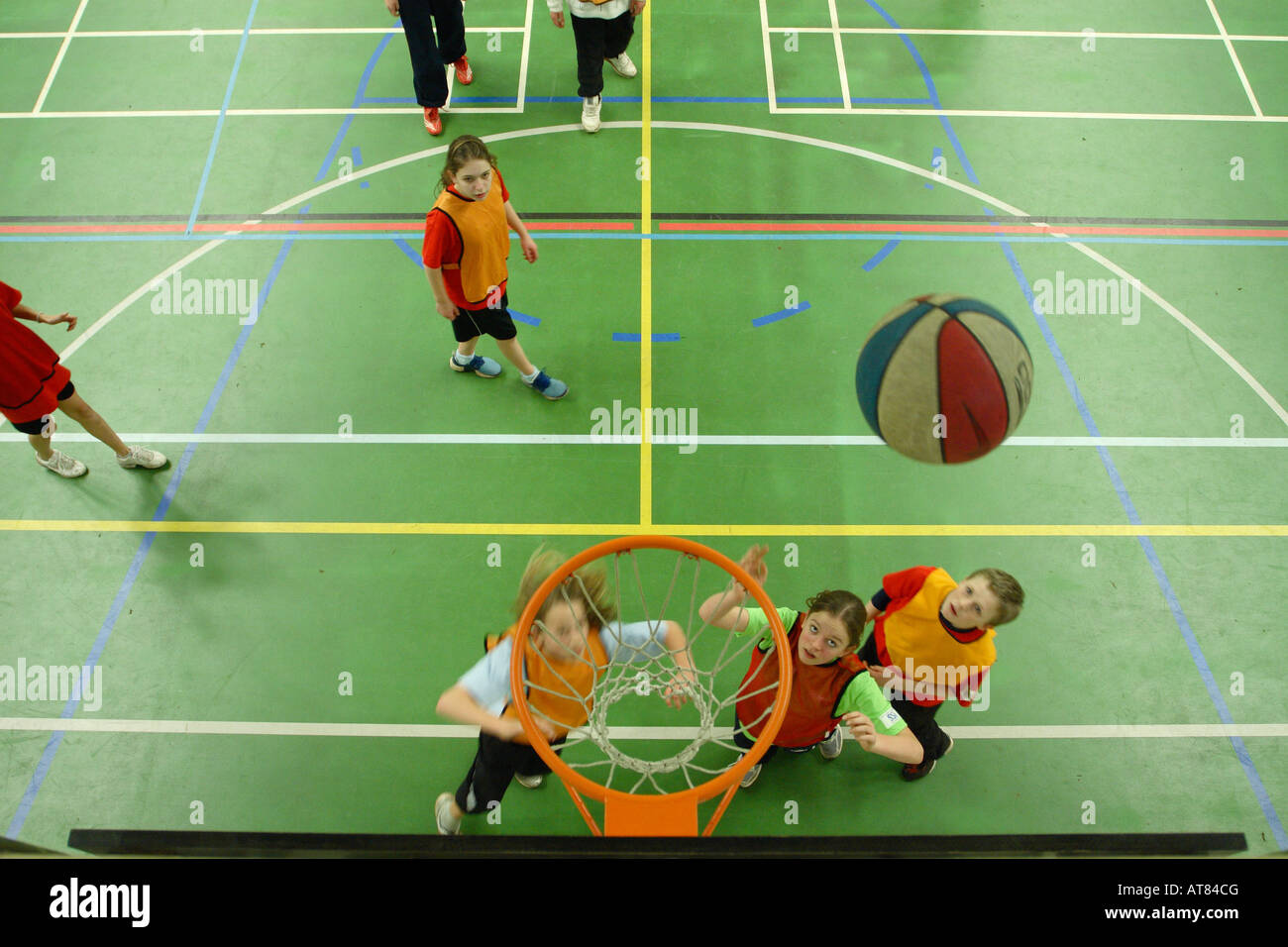 Children playing basketball hi-res stock photography and images - Alamy