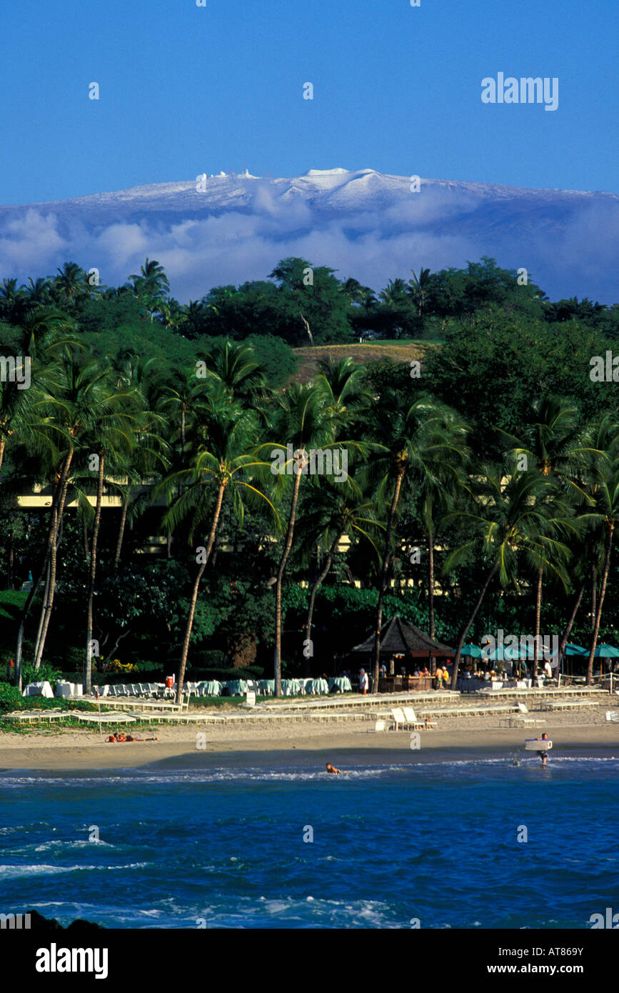 Beautiful blue ocean water & sky of Mauna Kea beach. Palm trees & Mauna ...